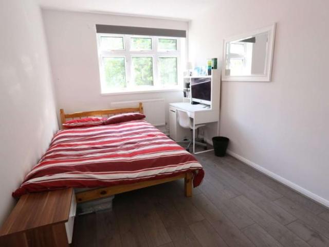 6 Bedroom Shared Living/roommate London London LS101850402