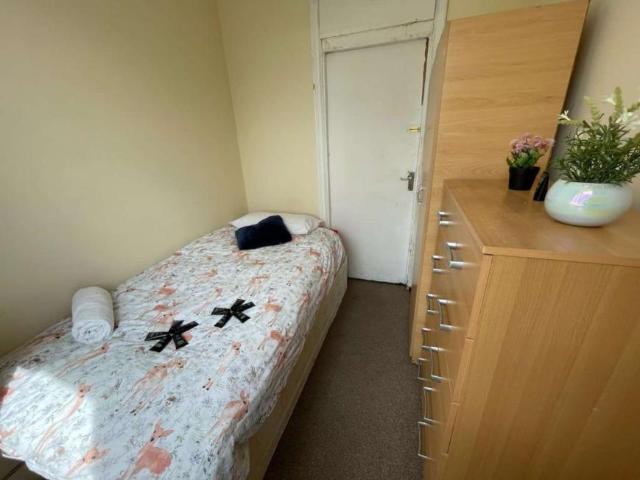 6 Bedroom Shared Living/roommate London London LS101155604
