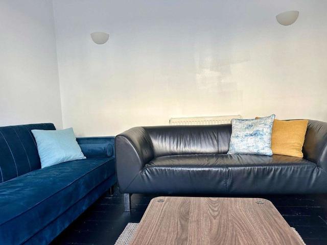 6 Bedroom Student House, Falmouth Room 2