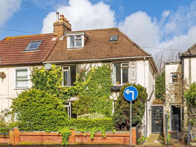 6 Bedroom Studio Flat