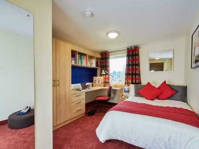 6 bedroom private hall for rent in Cadnam Hall, £500 cash back.
