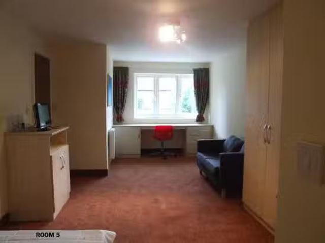 6 bedroom private hall for rent in The Lodge, B17, deluxe room.
