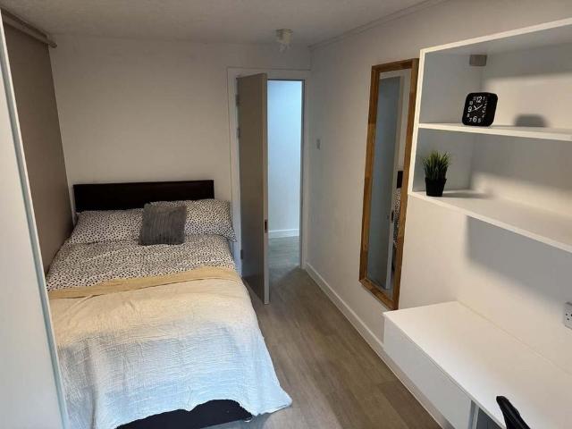 6 bedroom private hall to rent