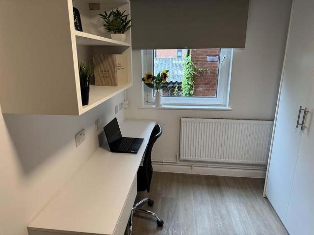 6 bedroom private hall to rent