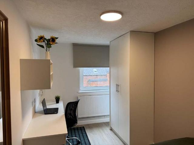 6 bedroom private hall to rent