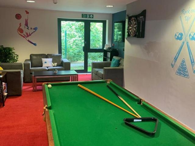 6 bedroom private hall to rent