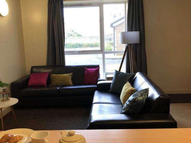 6 bedroom private hall to rent