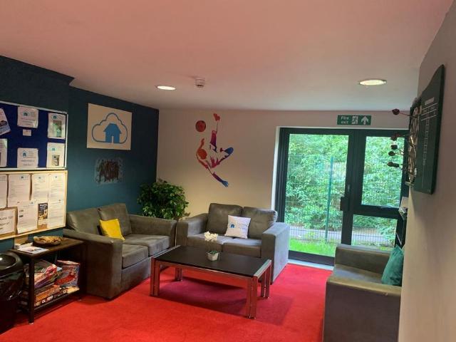 6 bedroom private hall to rent