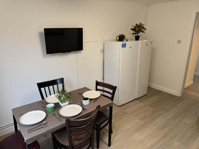 6 bedroom private hall to rent