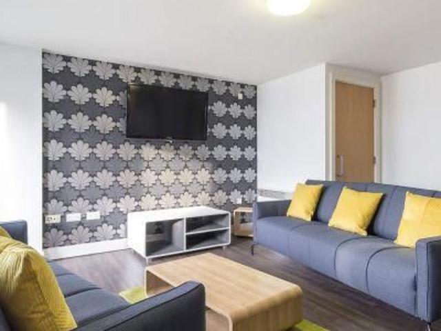 6 bedroom private hall to rent