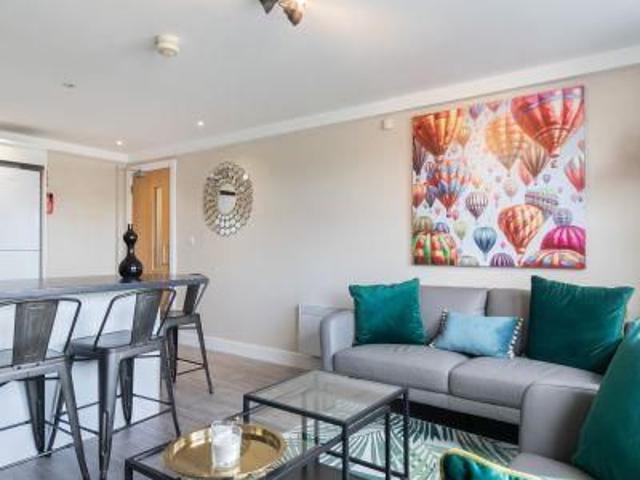 6 bedroom private hall to rent