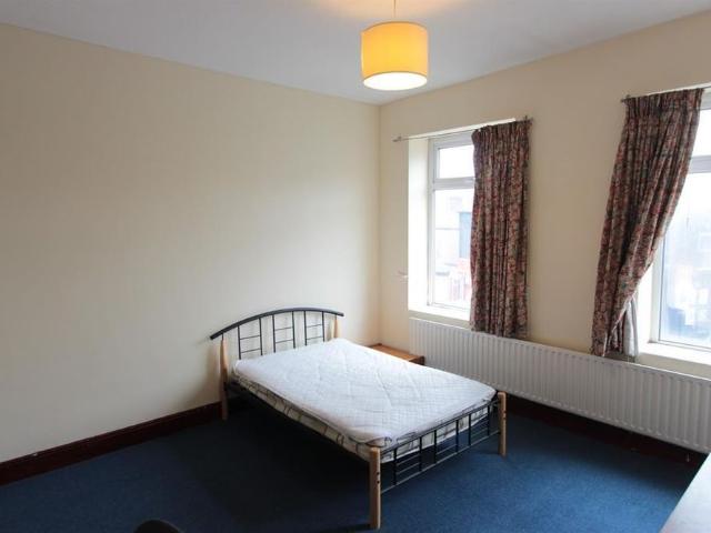 6 bedroom private hall to rent