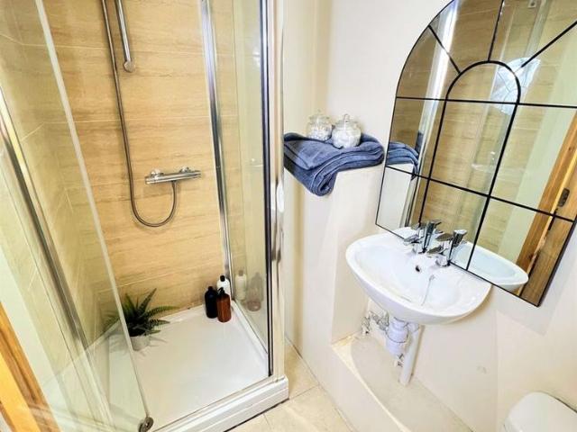 6 bedroom private hall to rent