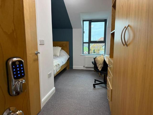 6 bedroom private hall to rent