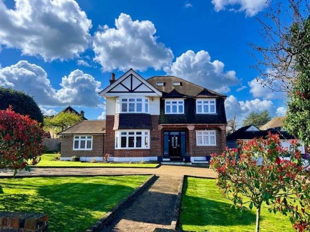 6 Bedroom Property