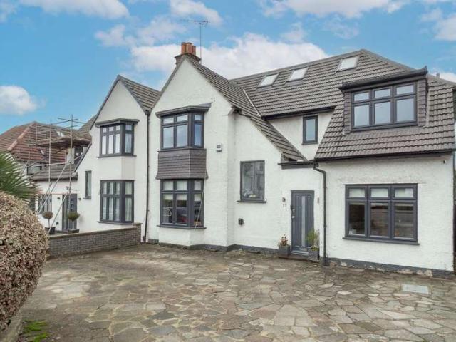 6 Bedroom Property