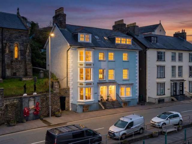 6 Bedroom Property