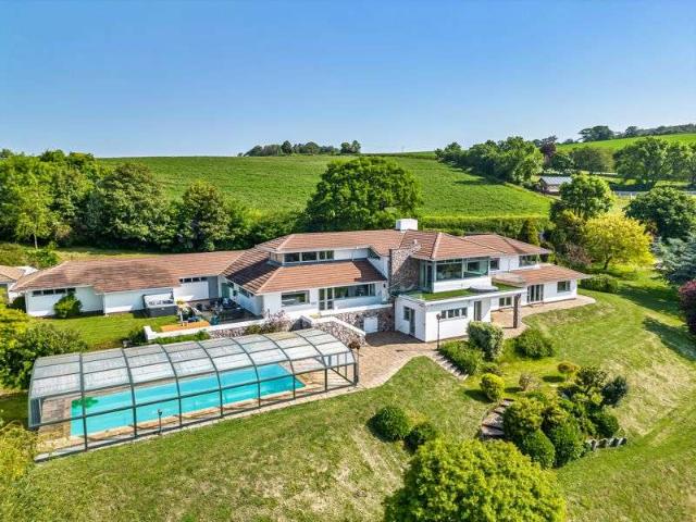 6 Bedroom Property