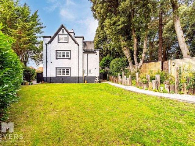 6 Bedroom Property