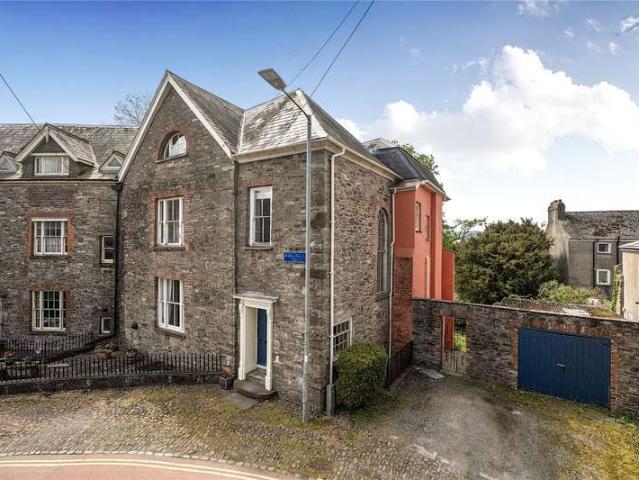 6 Bedroom Property