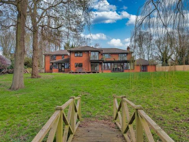 6 Bedroom Property