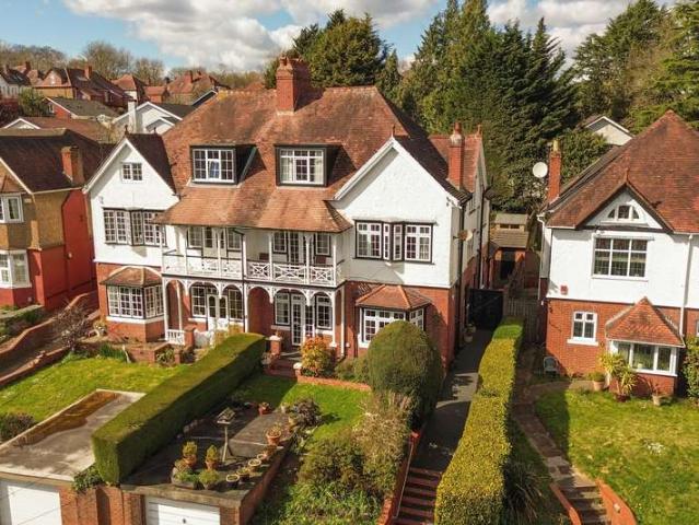 6 Bedroom Property