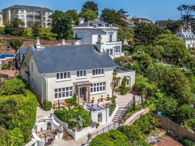6 Bedroom Property