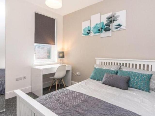 6 bedroom property for rent in Harlaxton Drive, NG7