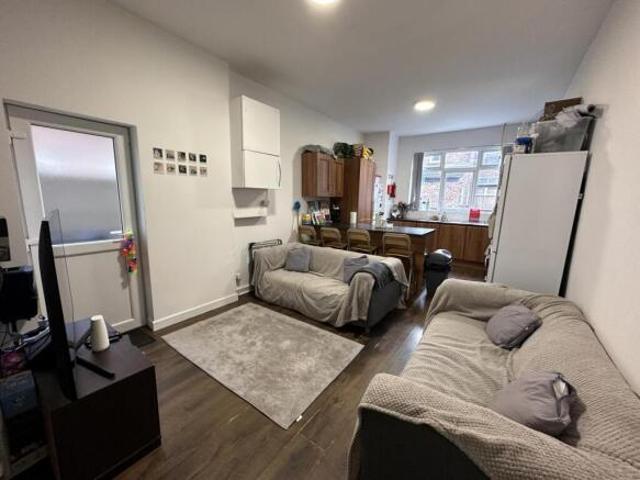 6 bedroom property for rent in Scarsdale Road, Victoria Park, £135pppw, M14
