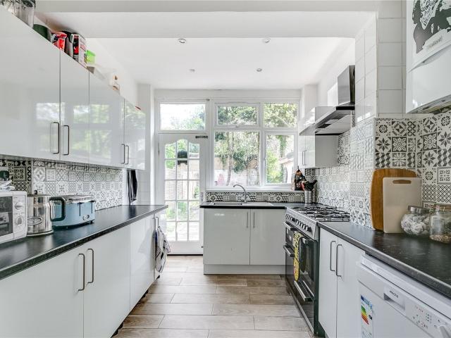 6 bedroom property in Silver Crescent, Chiswick, London, W4 £5,800 pcm | Chestertons