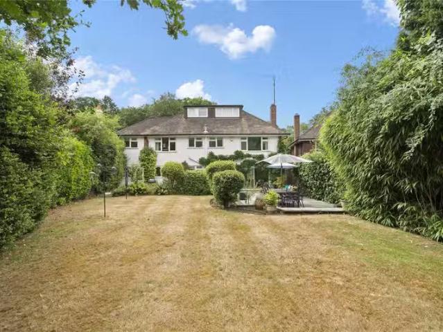 6 bedroom property to let in Lammas Lane, Esher, Surrey, KT10.
