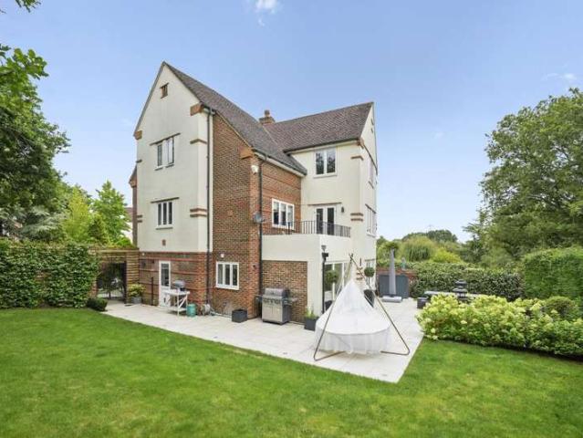 6 Bedroom Town House