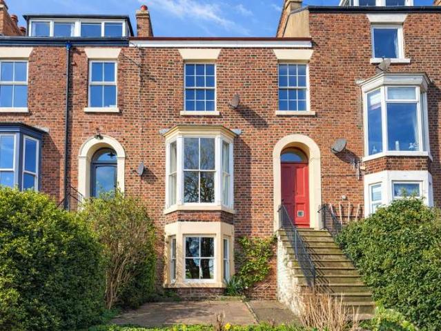 6 Bedroom Town House