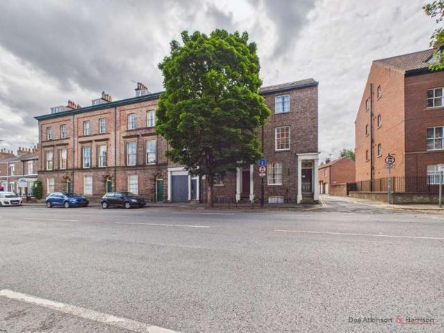 6 Bedroom Town House