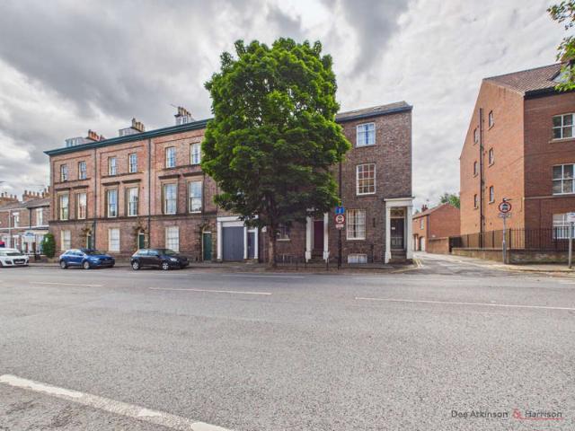 6 Bedroom Town House