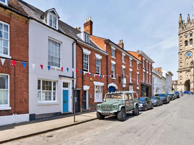 6 Bedroom Town House