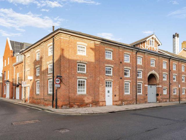 6 Bedroom Town House