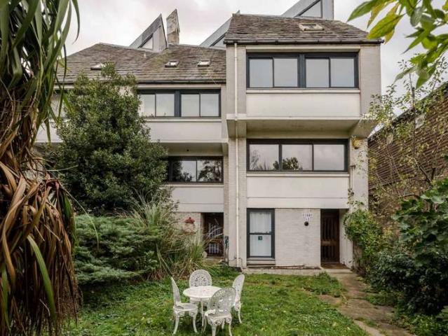 6 Bedroom Town House