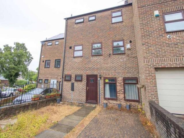 6 Bedroom Town House