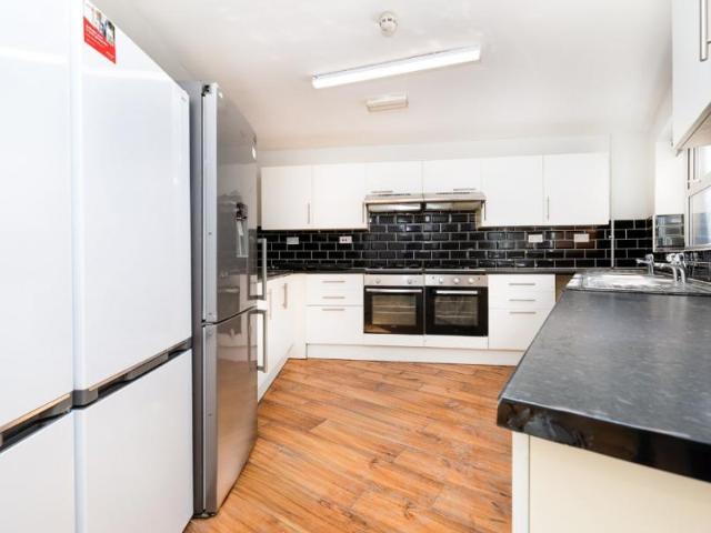 6 bedroom Town house To Let