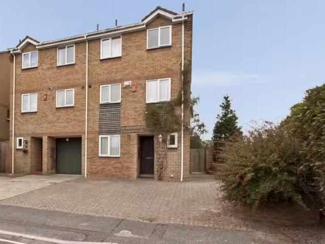 6 bedroom town house for rent in 6 bedroom Semi Detached Town.
