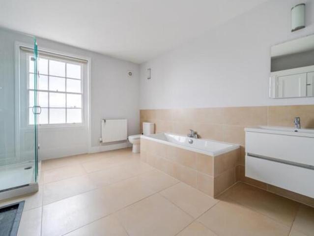 6 bedroom town house for rent in Suffolk Square Cheltenham GL50