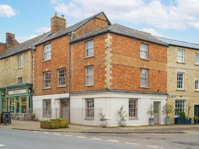 6 bedroom townhouse for sale