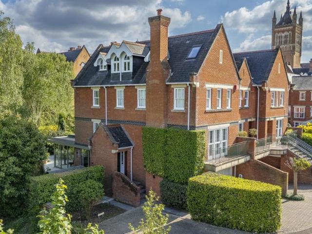 6 bedroom townhouse to rent