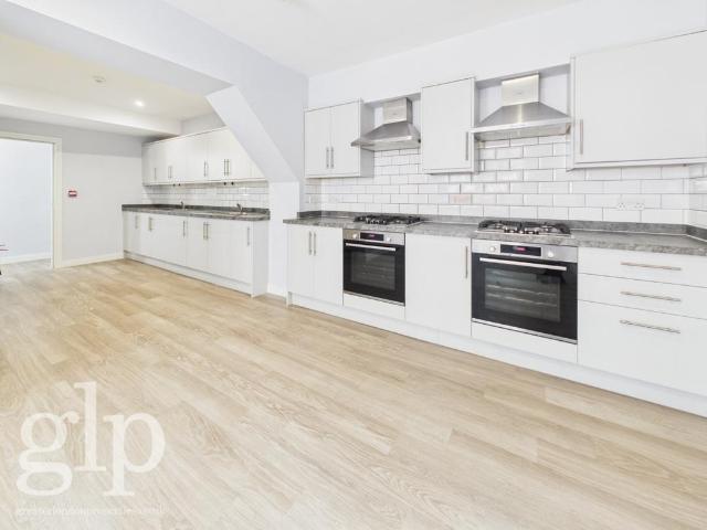6 bedroom townhouse to rent
