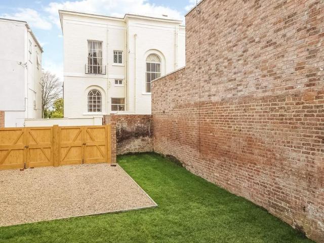 6 bedroom townhouse to rent