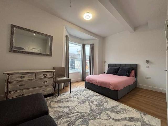 6 Bedroom Terraced House