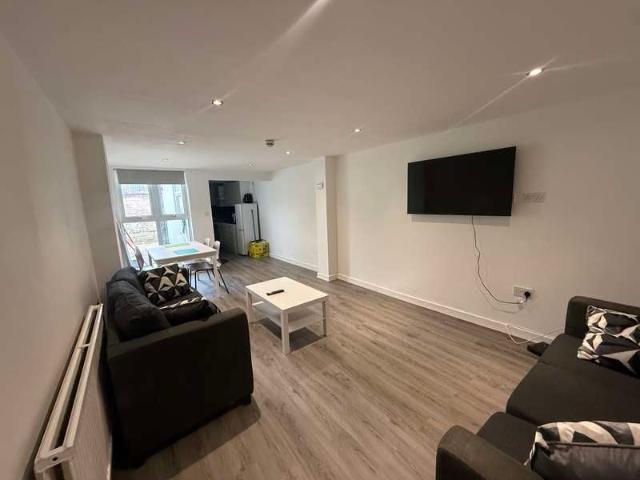 6 Bedroom Terraced House