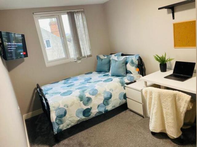 6 bedroom terraced house for rent in 82 Dunkirk Road Modern 6 Bedroom Student House, NG7
