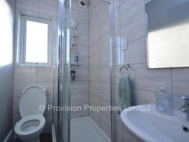 6 bedroom terraced house for rent in Carberry Road, Hyde Park, Leeds, LS6